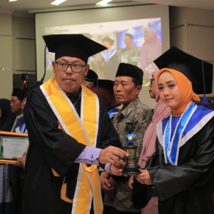UIN KHAS Jember Berikan Apresiasi Penuh pada Wisudawan Penghafal Al-Qur'an | Universitas Islam ...